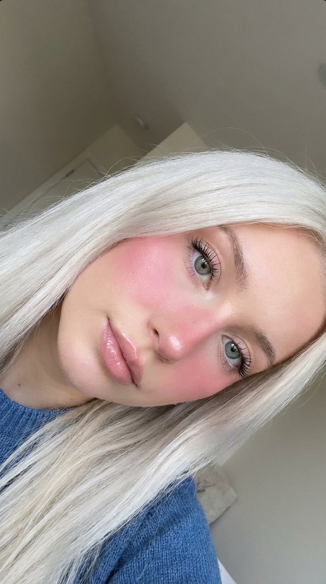 Extreme Close-up Beauty Selfie with Heavy Blush - AI Prompt | CreateVision