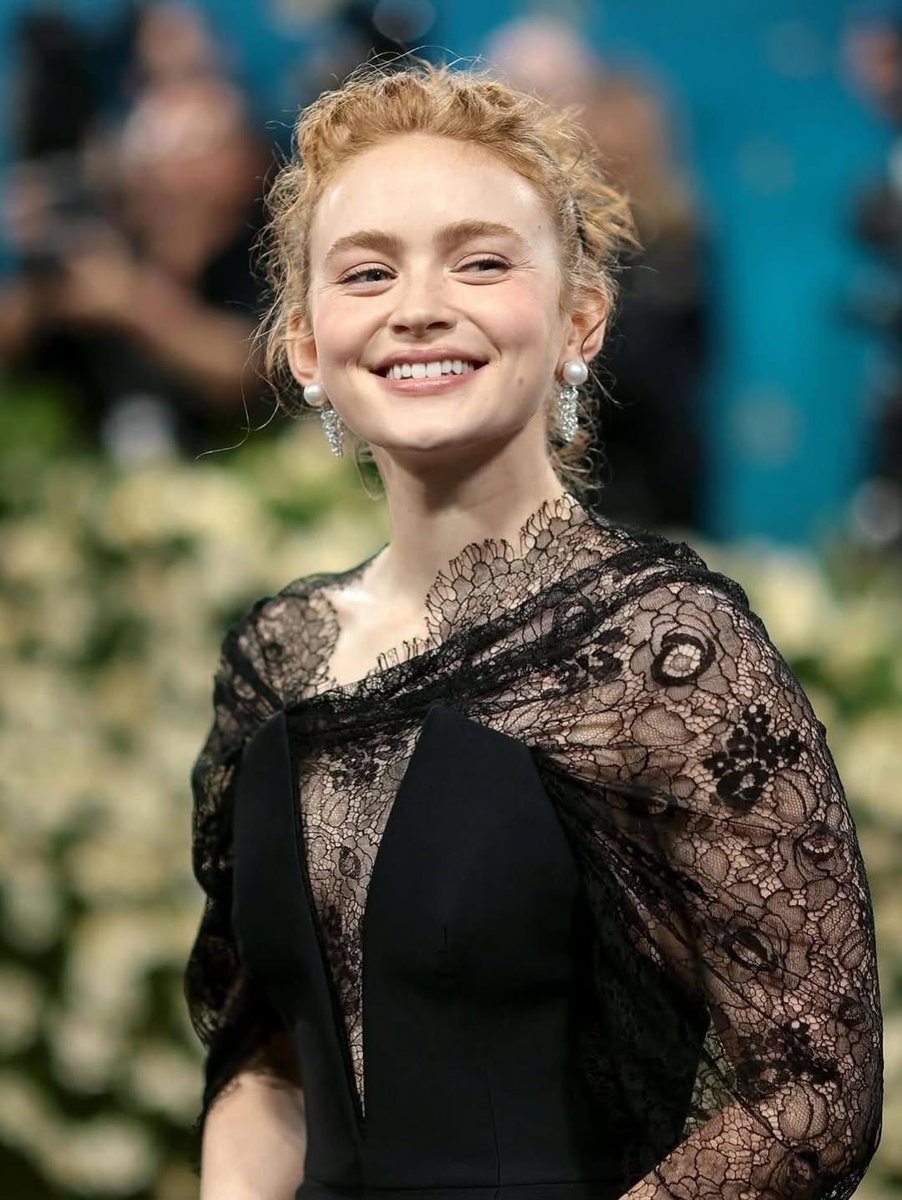 Sadie Sink Red Carpet Gala Portrait - AI Prompt | CreateVision